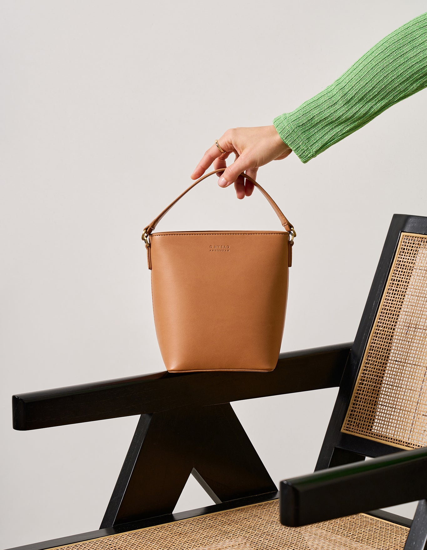 Bobbi Bucket Bag Midi - Cognac Vegan Uppeal™