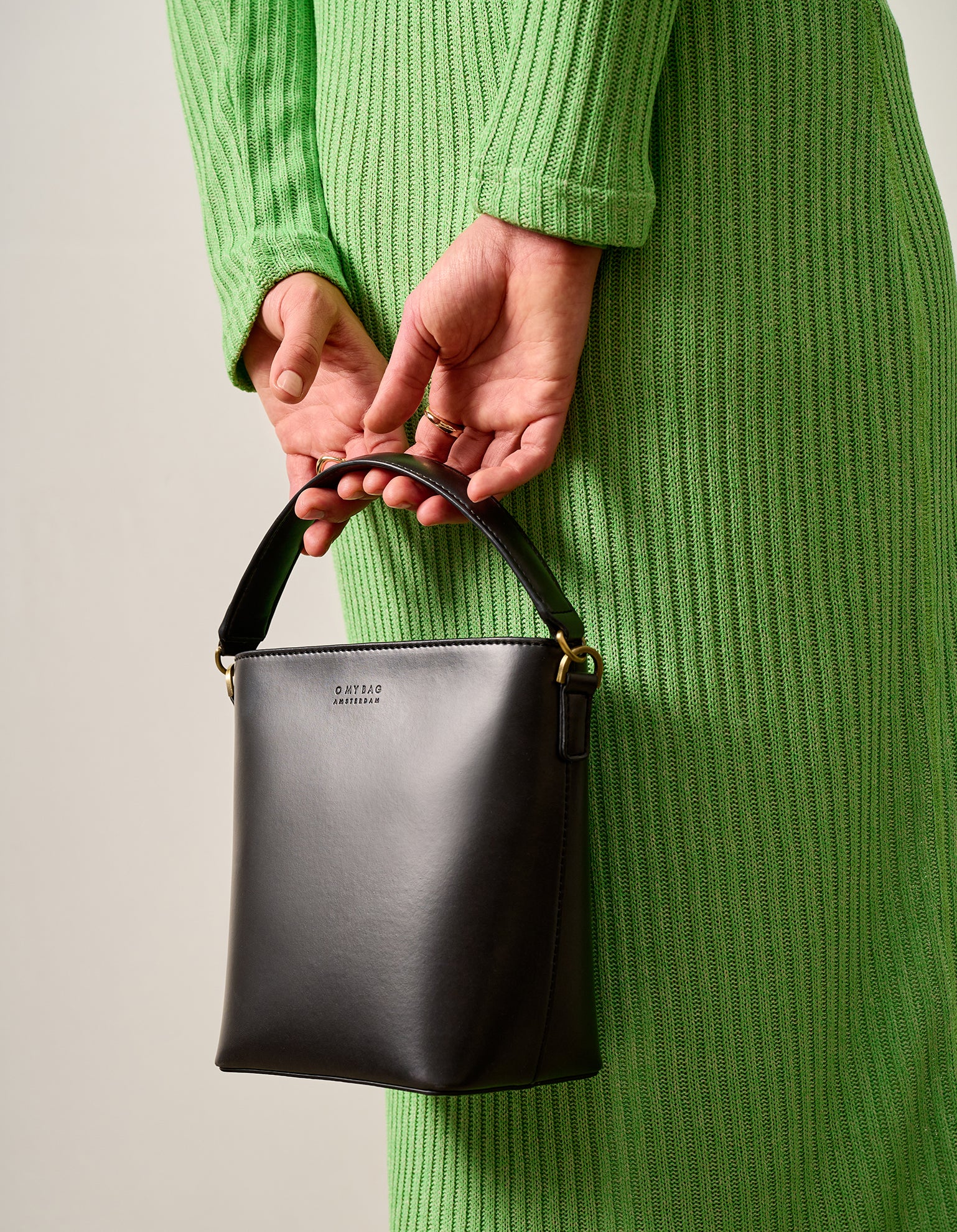 Bobbi Bucket Bag Midi - Black Vegan Uppeal™